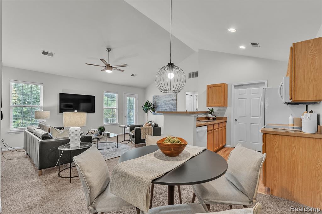 592 Olde English Circle For Sale, Howell, MI 48855 Condo | ByOwner